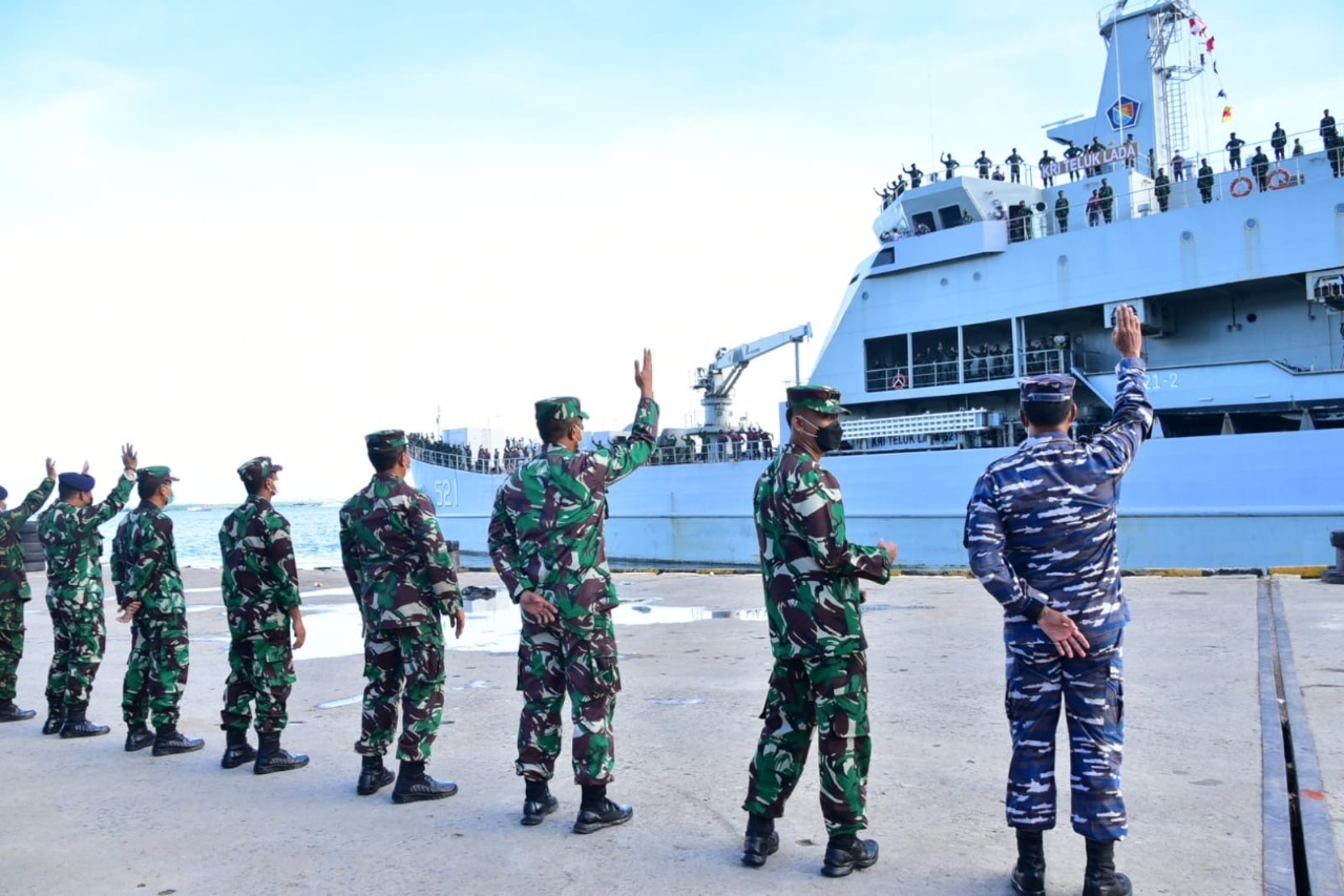 KRI Teluk Lada-521 Dukung Lattek Siswa Dikmaba dan Dikmata Satdik 3 ...
