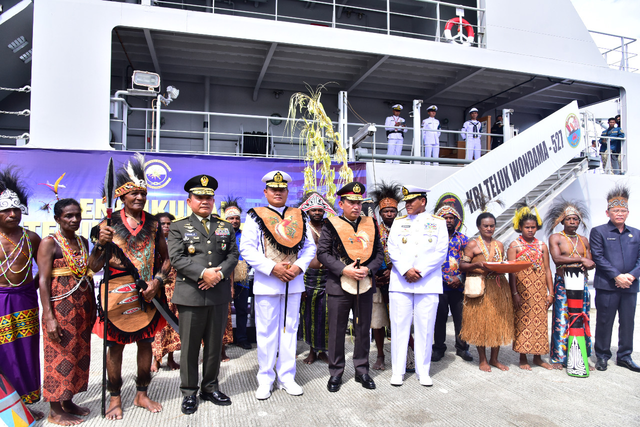 KRI TELUK WONDAMA – 527 RESMI DIKUKUHKAN PANGLIMA TNI DAN TOKOH ADAT ...