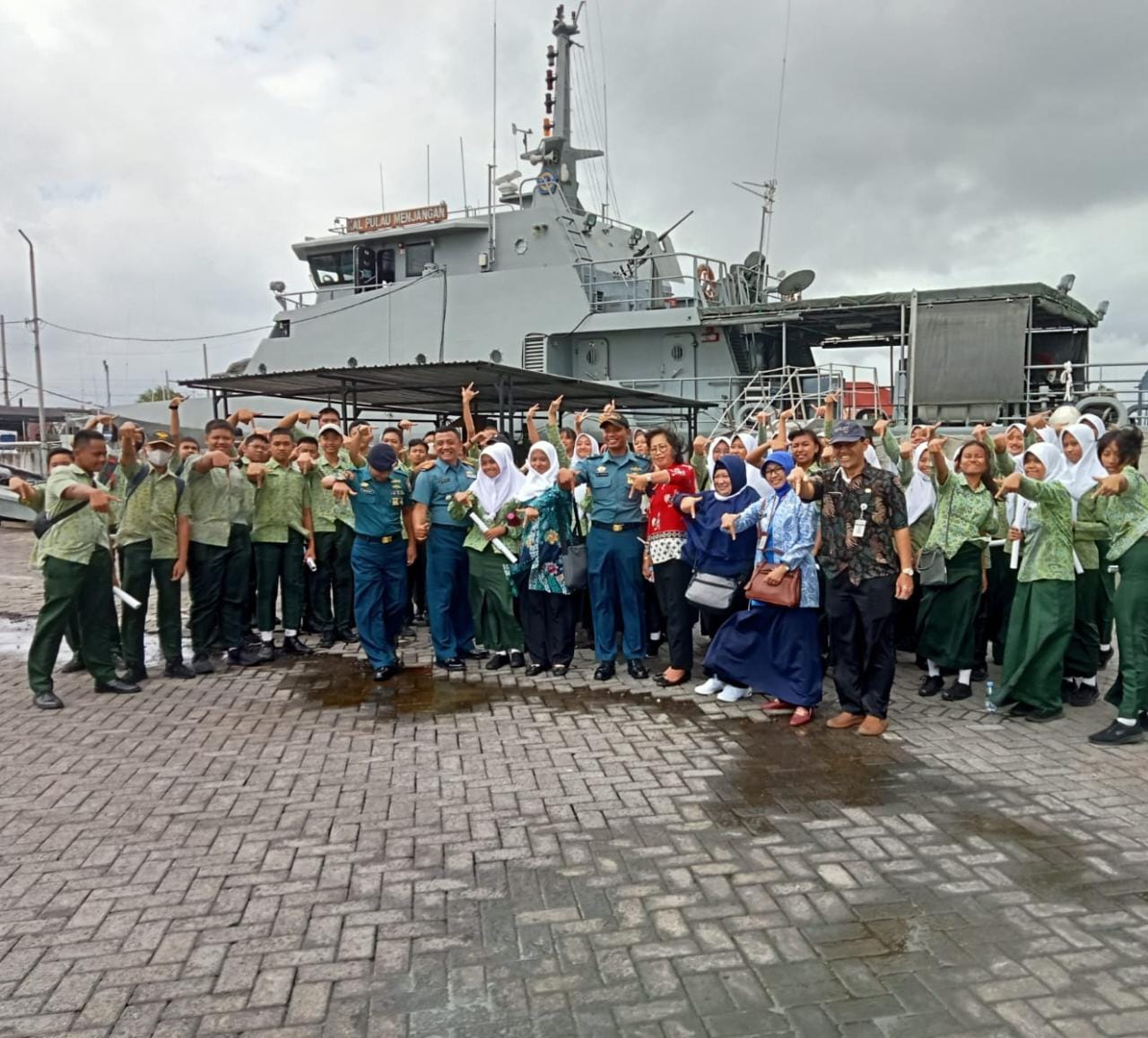 Bangga! Generasi Muda Kunjungi Kapal Perang KAL Pulau Menjangan II-5-39 ...