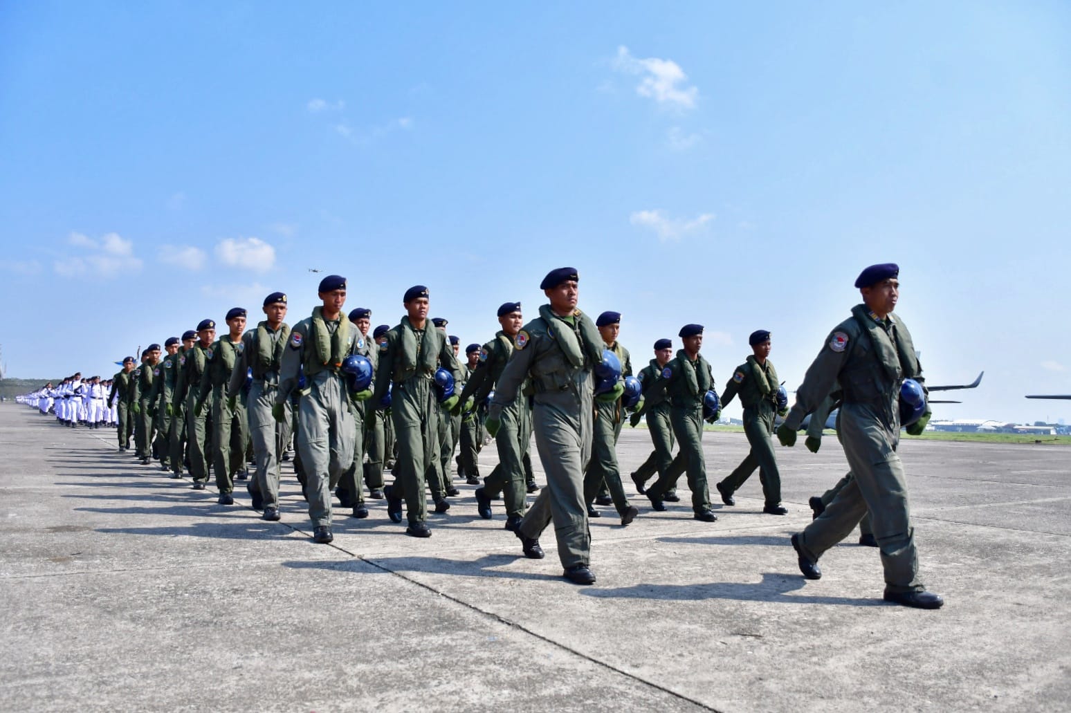 Upacara Parade dan Defile HUT Ke-67 Penerbangan TNI Angkatan Laut Tahun ...