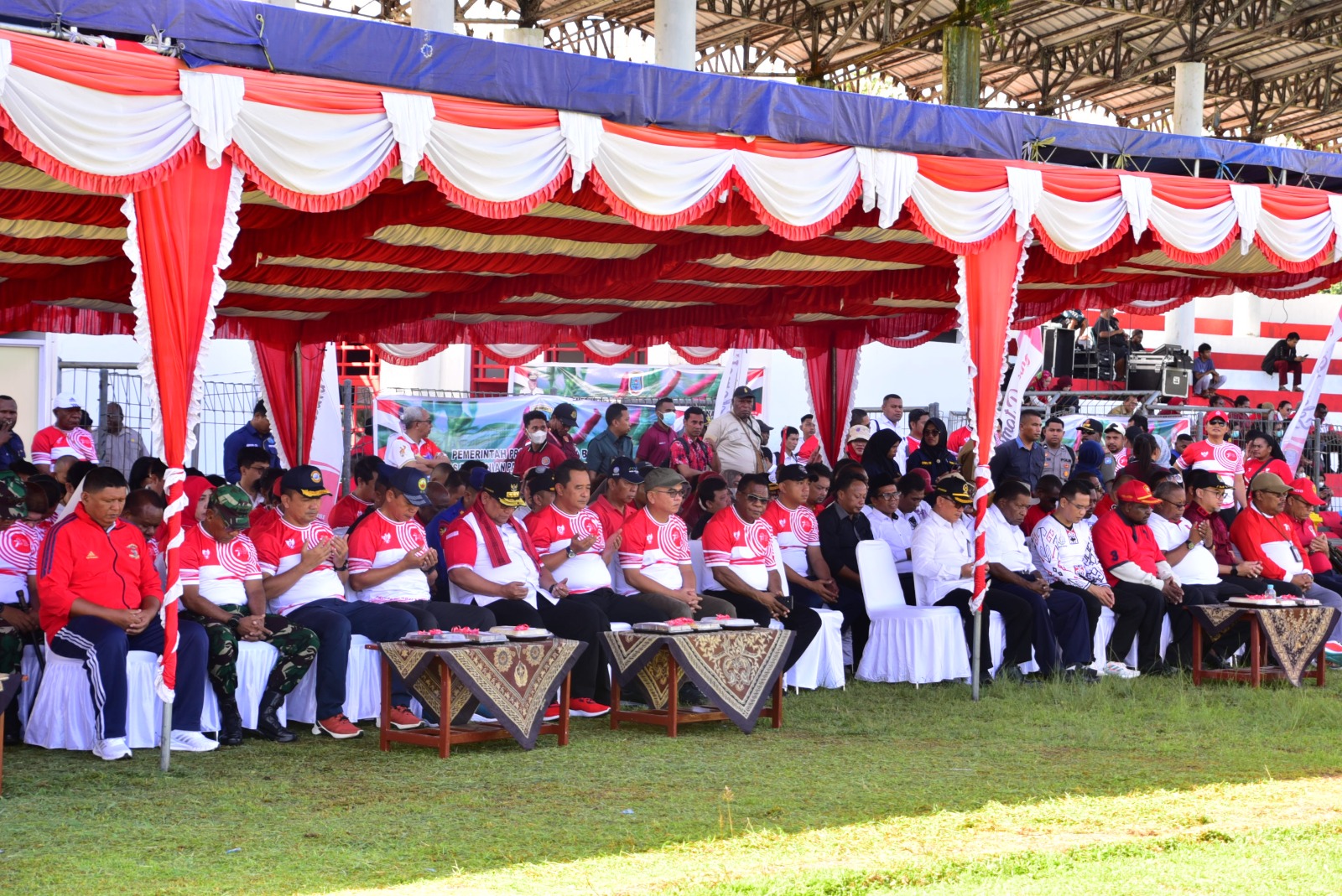 PRAJURIT PASMAR 3 IKUTI GERAKAN PEMBAGIAN 10 JUTA BENDERA MERAH PUTIH ...