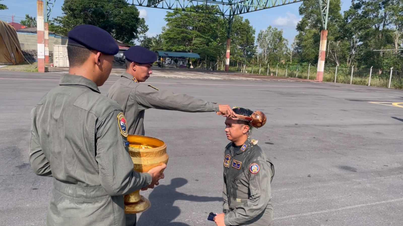 Tradisi Siram Bunga Iringi Release Captain Pilot Baru Puspenerbal ...