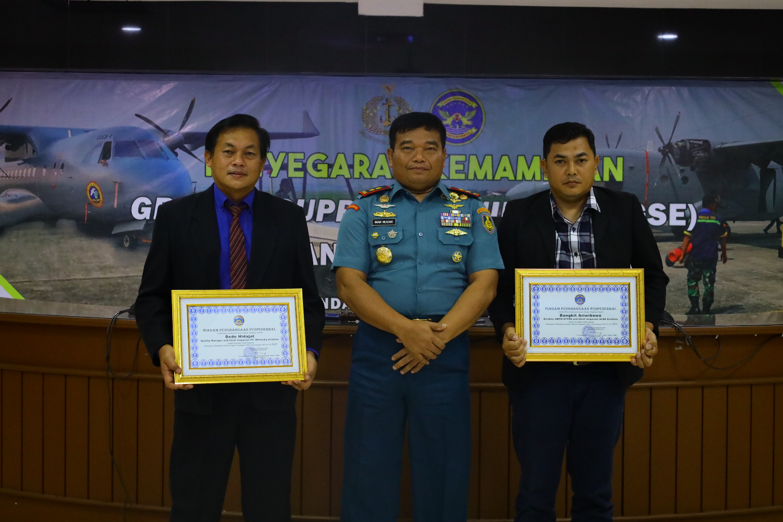 Komandan Puspenerbal Tutup Pelatihan Penyegaran GSE Penerbangan TNl AL ...