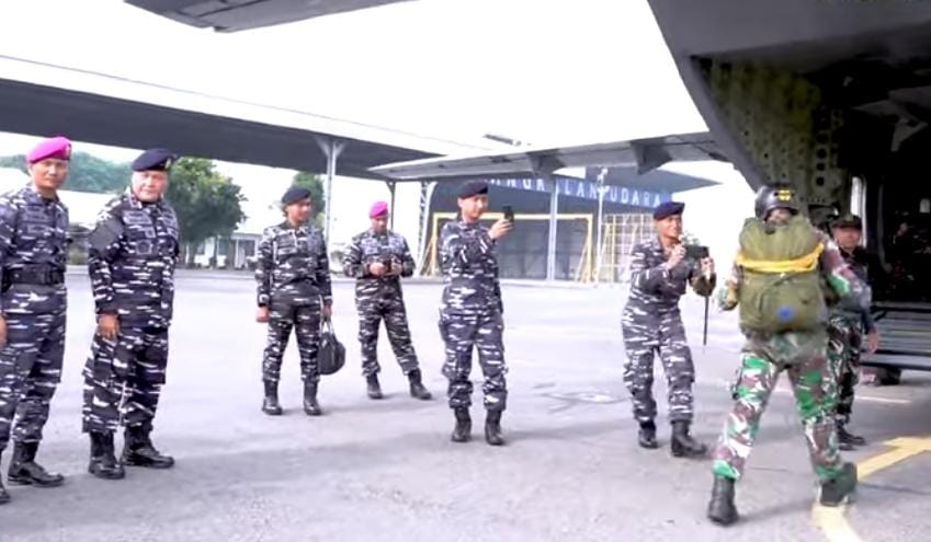Kodikmar Kodiklatal Berhasil Latih Taruna AAL Korps Marinir Terjun Para ...