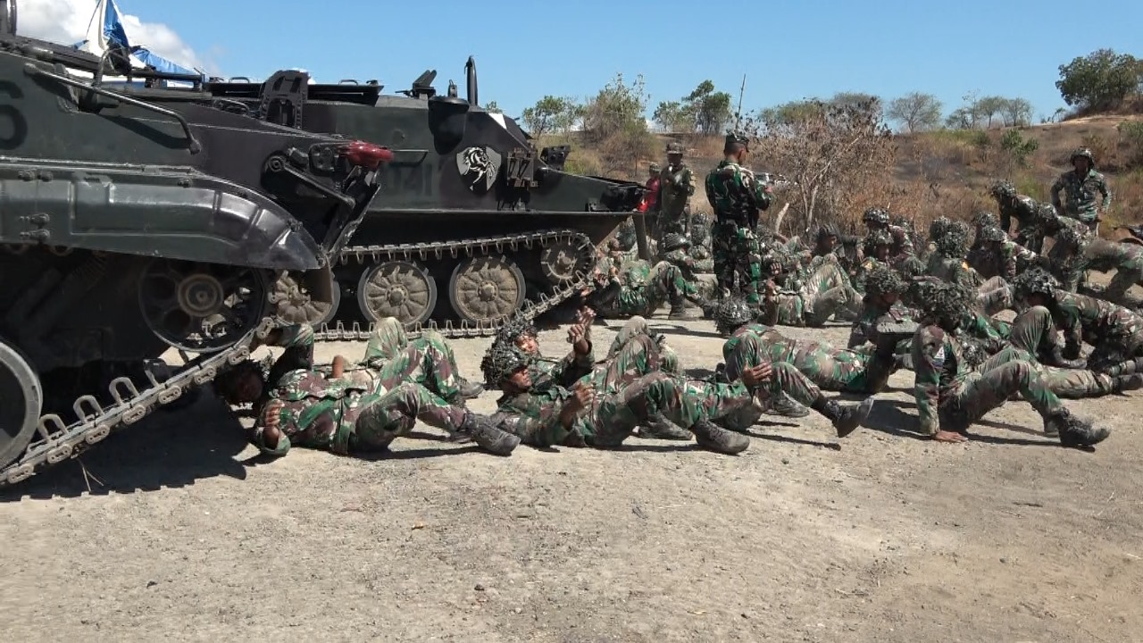Danpusdikkav Sematkan Brevet Kavaleri Marinir Kepada Antap dan Siswa ...