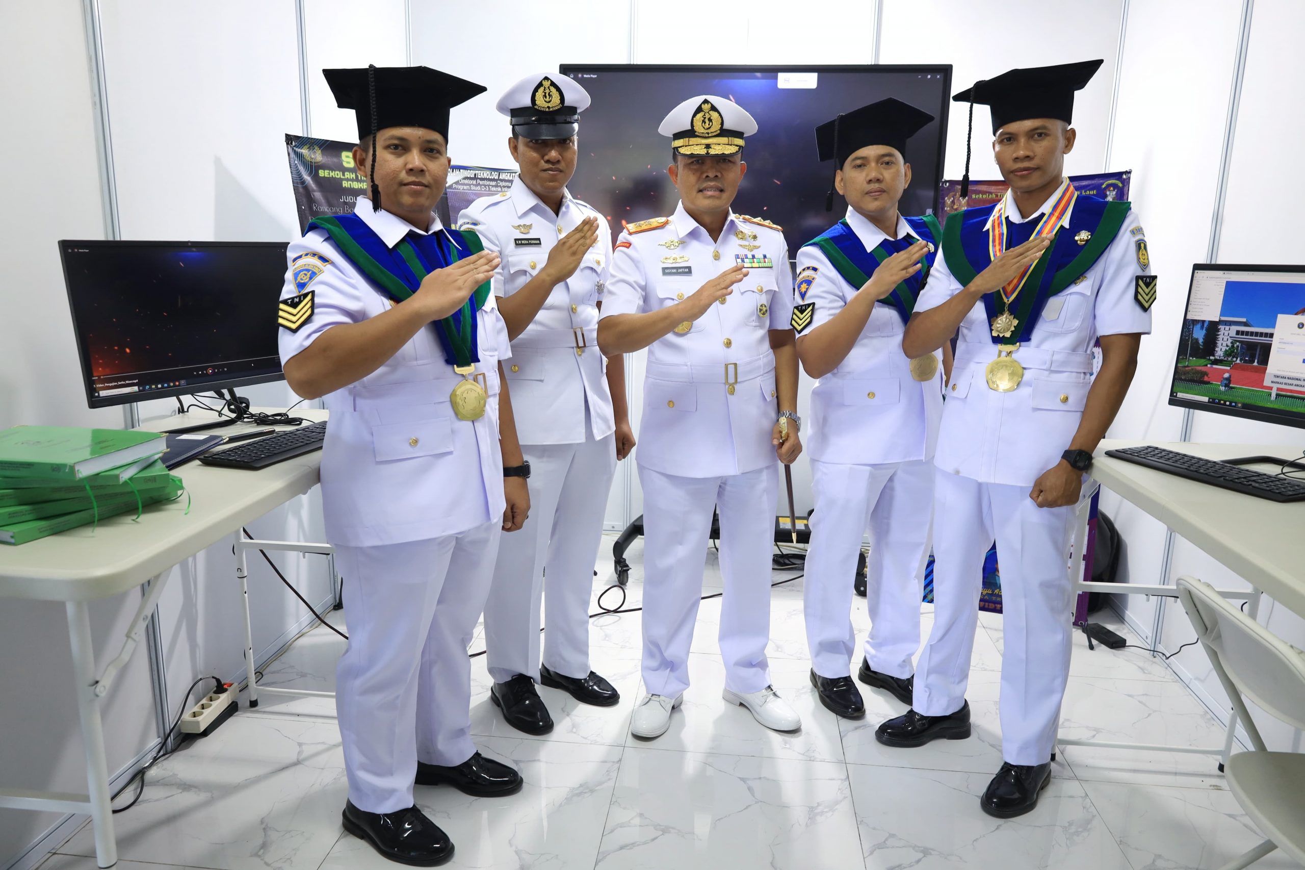 Danpuspenerbal Hadiri Tupdik dan Wisuda 122 Sarjana STTAL | Paradigma ...