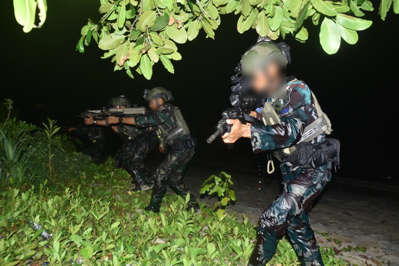 Kopaska Hancurkan Rintangan Pantai di Perairan Sorong | Paradigma Indonesia
