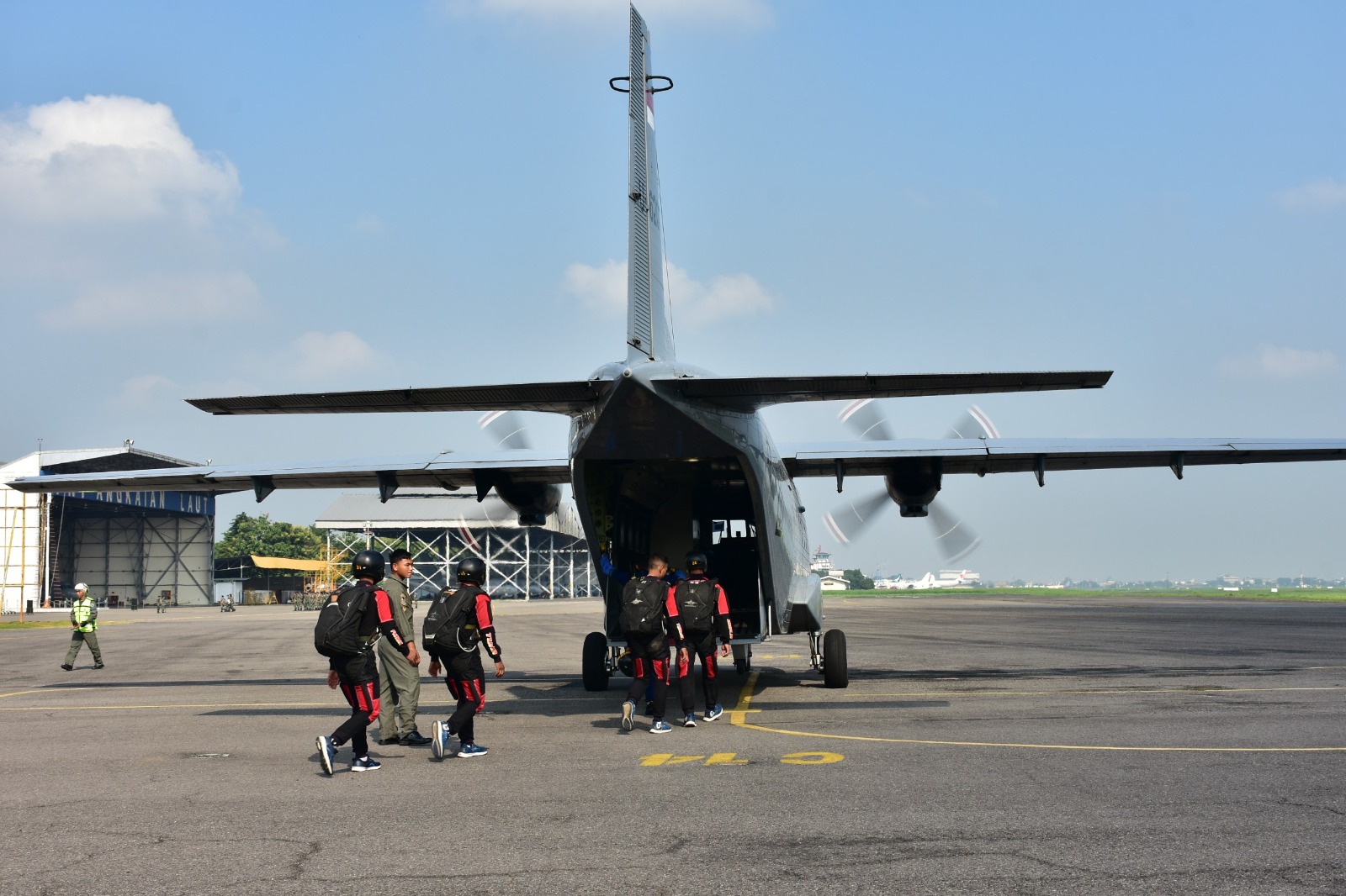 NC-212 Aviocar Kunci dalam Pelatihan Terjun Payung Kowal | Paradigma ...