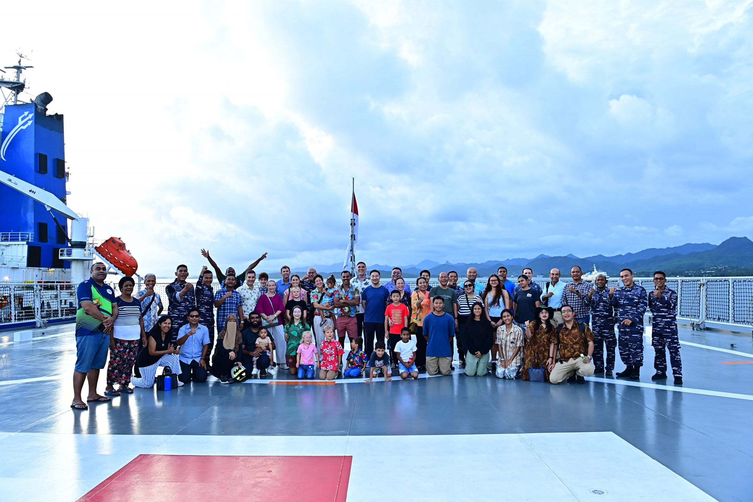 KRI dr. Wahidin Sudiro Husodo (WSH-991) Ramai Di Datangi Warga Fiji ...