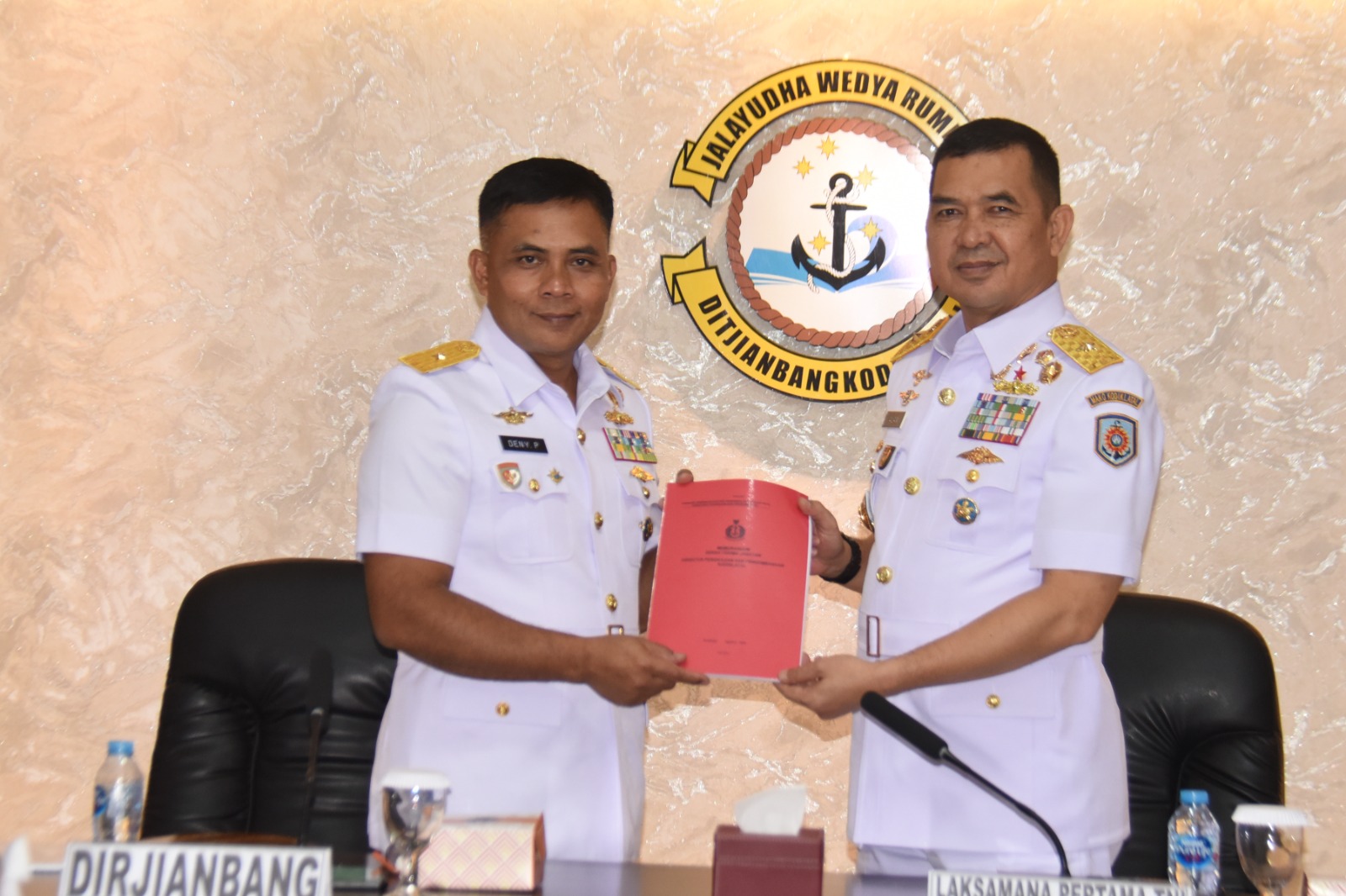 Sambut Tugas Baru, Laksma TNI Alan Dahlan Terima Naskah Memorandum ...